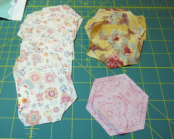 Make This Grandmother S Flower Garden Hexagons By Machine Tutorial